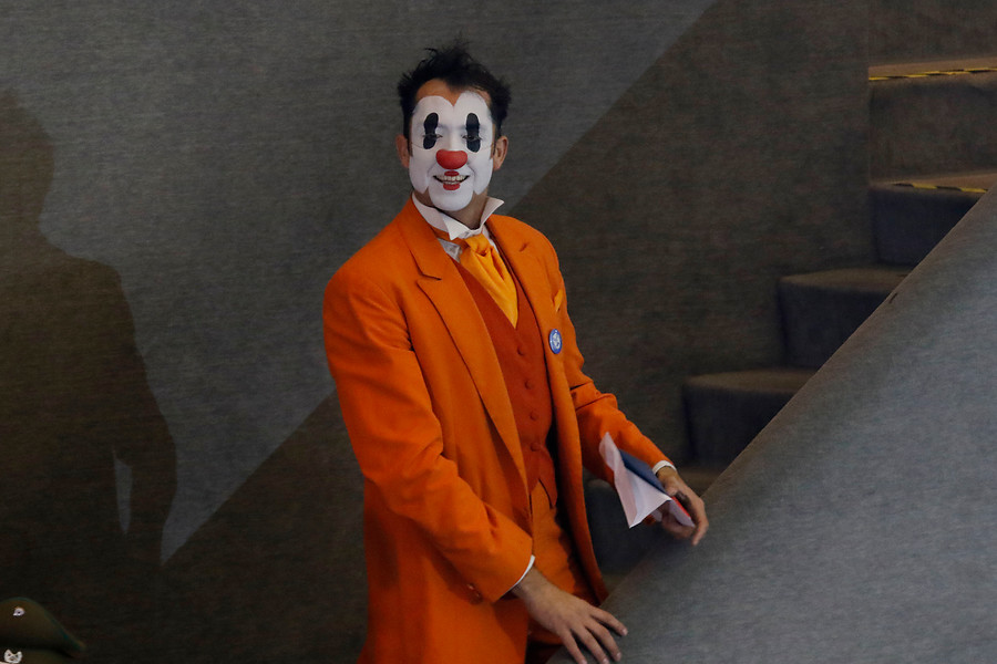 El mimo que se robó las miradas y sacó de quicio a Carabineros durante ...