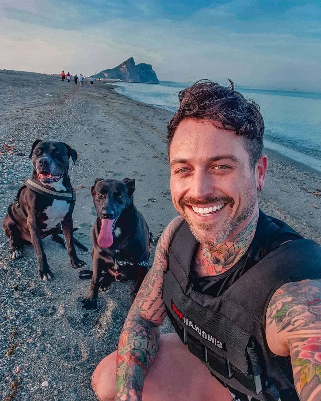 Pascual Fernández dio simbólico paseo de despedida con urna de su perro ...