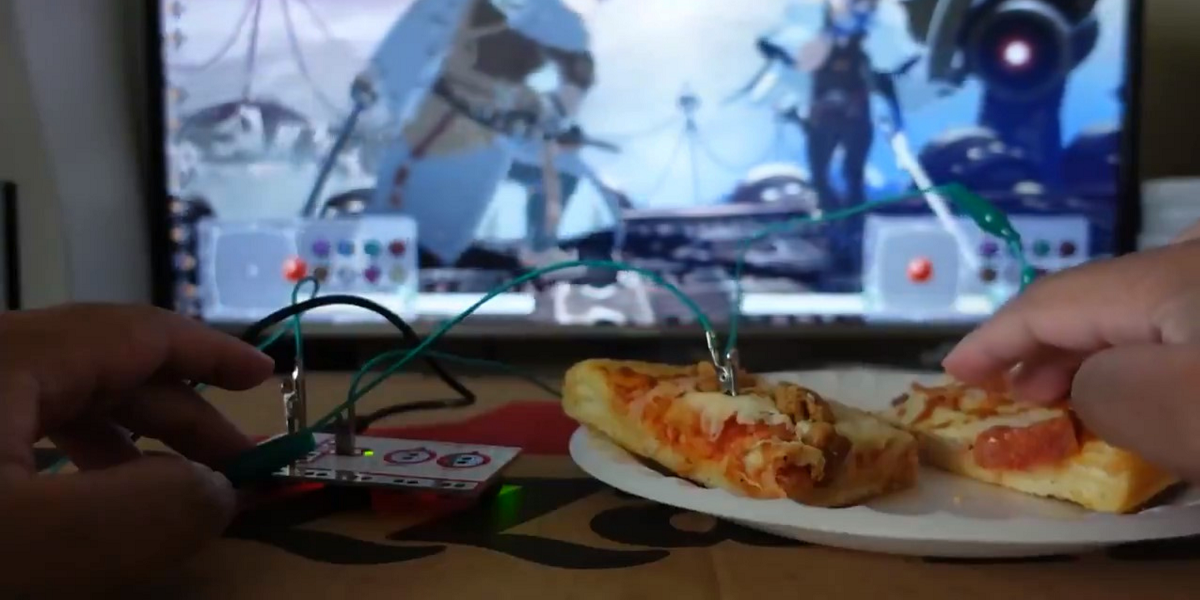 Gamer convirtió una pizza en joystick para PlayStation 5: invento causó ...