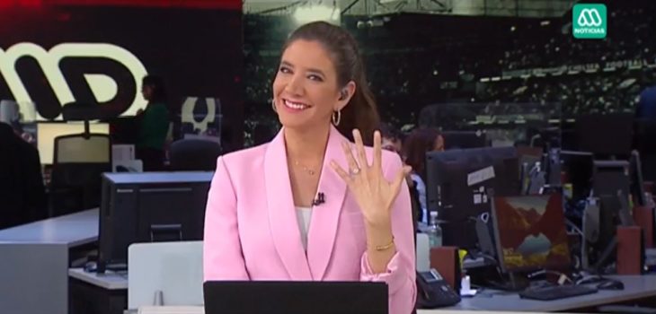 Periodista de Meganoticias se comprometió y compañero la sorprendió en vivo: mostró anillo en cámara