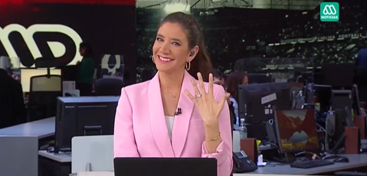 Periodista de Meganoticias se comprometió y compañero la sorprendió en vivo: mostró anillo en cámara