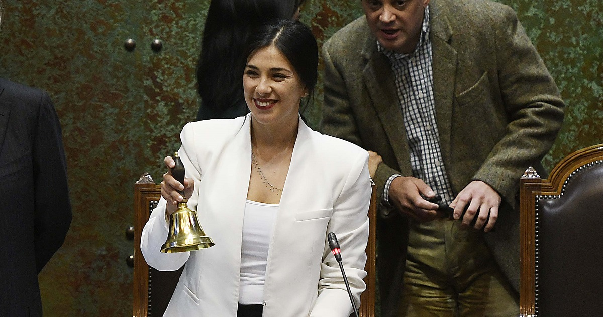 Primera militante comunista en el cargo: Karol Cariola se convirtió en ...